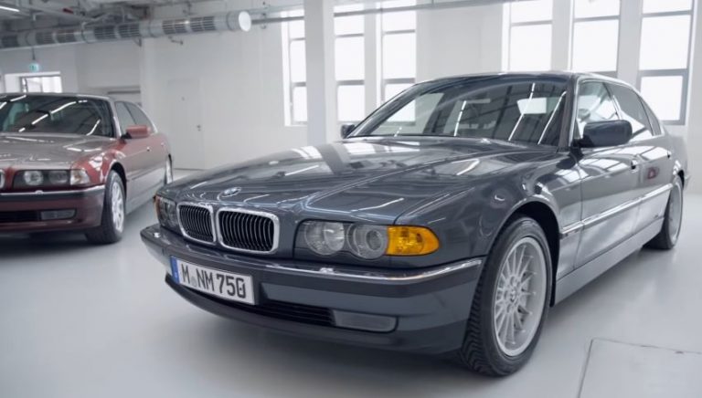 BMW “khoe” 3 mẫu xe E38 750iL cùng chiếc xe của James Bond